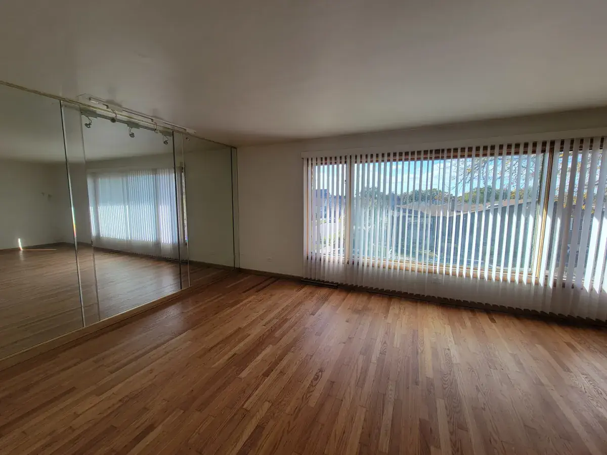 9225 S Cregier Avenue #2 Chicago IL 60617 MLS #MRD12511168 | Farm Ranch Team